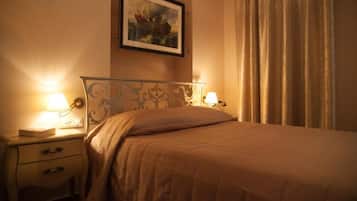 Quarto casal superior, sacada | Quartos à prova de som, Wi-Fi de cortesia, roupa de cama