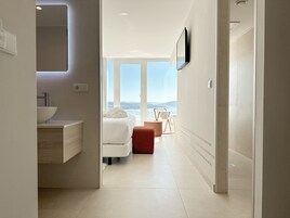 Quarto Superior, 1 cama king-size, terraço, vista para o mar | Lençóis de algodão egípcio, roupa de alta qualidade, edredões de penas 