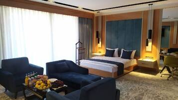 Suíte estúdio superluxo | Cofres nos quartos, escrivaninha, espaço de trabalho para notebook