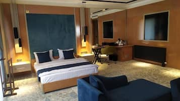 Suíte estúdio superluxo | Cofres nos quartos, escrivaninha, espaço de trabalho para notebook