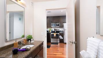 Apartamento, 2 quartos | Cozinha privada | Geladeira, fogão, cafeteira/chaleira, torradeira