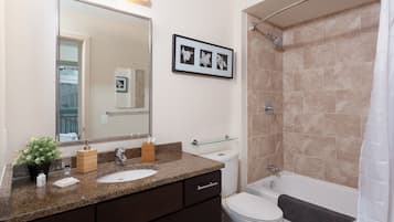 Apartamento, 2 quartos | Casa de banho