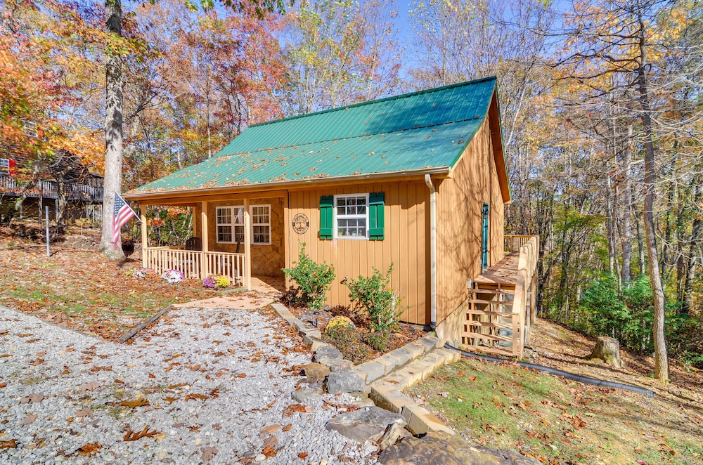 Burnside Resort Cabin W/ Hot Tub & Outdoor Spots! - ケンタッキー州