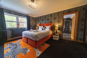 6 quartos, com decoração personalizada, com mobília individualizada 