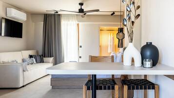 Apartamento Clássico, vista para o mar | Refeições no quarto