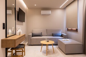 Apartamento standard, vista para o mar | Área de estar | Smart TV 43 polegadas com canais a cabo