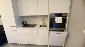 Apartamento Familiar em Condomínio Fechado | Kitchenette privada | Um frigorífico/congelador grande, um forno, uma placa de cozinha 