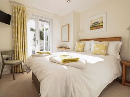 2 quartos, com decoração personalizada, com mobília individualizada 