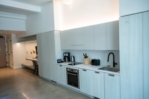 Estúdio, 1 cama King, acessível para pessoas com deficiência física (Apartment, Roll-In Shower) | Individualmente decorados, individualmente mobiliados, cortinas blackout