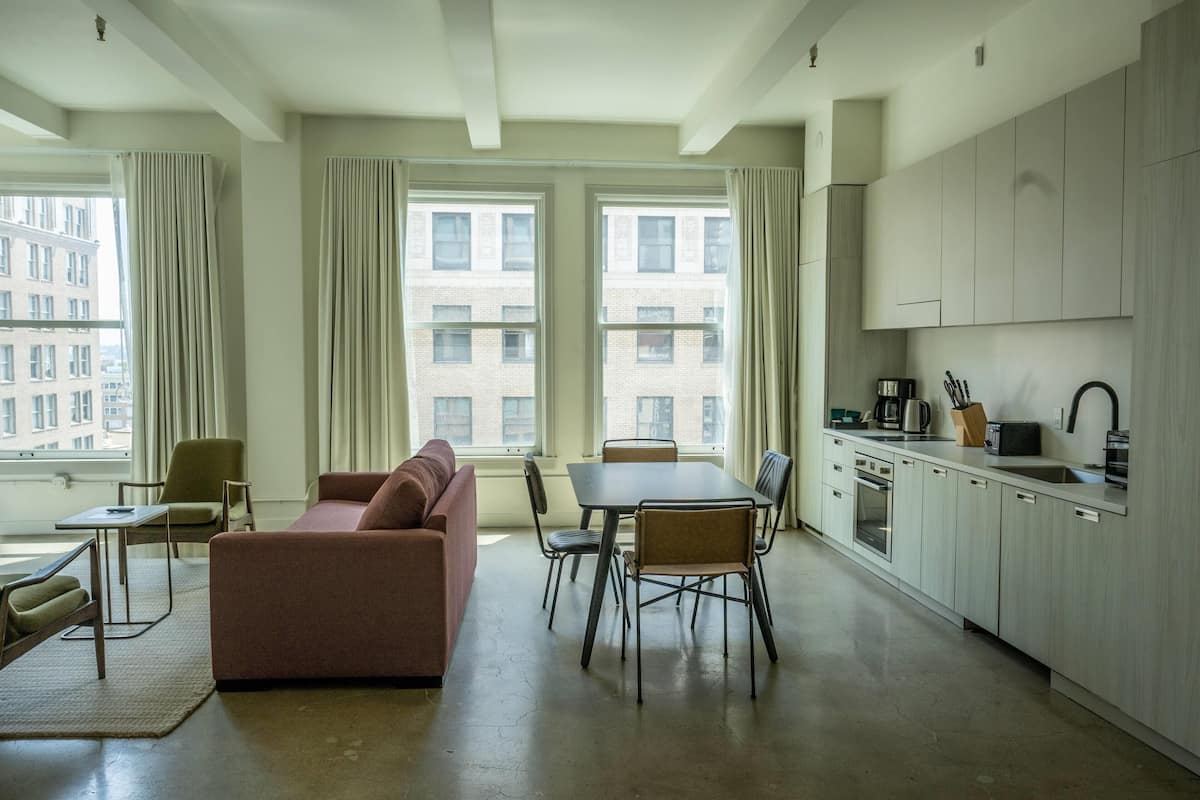 Apartamento Deluxe, 2 quartos, adaptado para pessoas com dificuldades de mobilidade (Roll-InShower) | Com decoração personalizada, com mobília individualizada