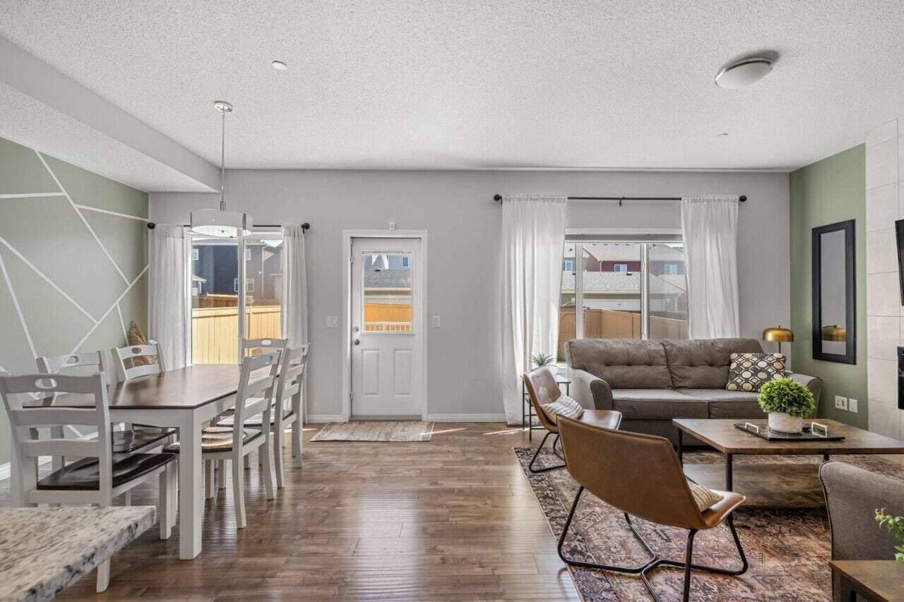 Luxury 5br  Sleeps 16  3 Kitchens + Tvs In Rooms - Airdrie