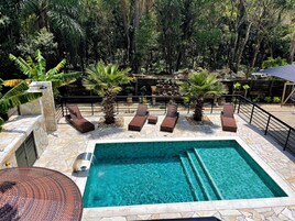 Piscina externa, guarda-sóis