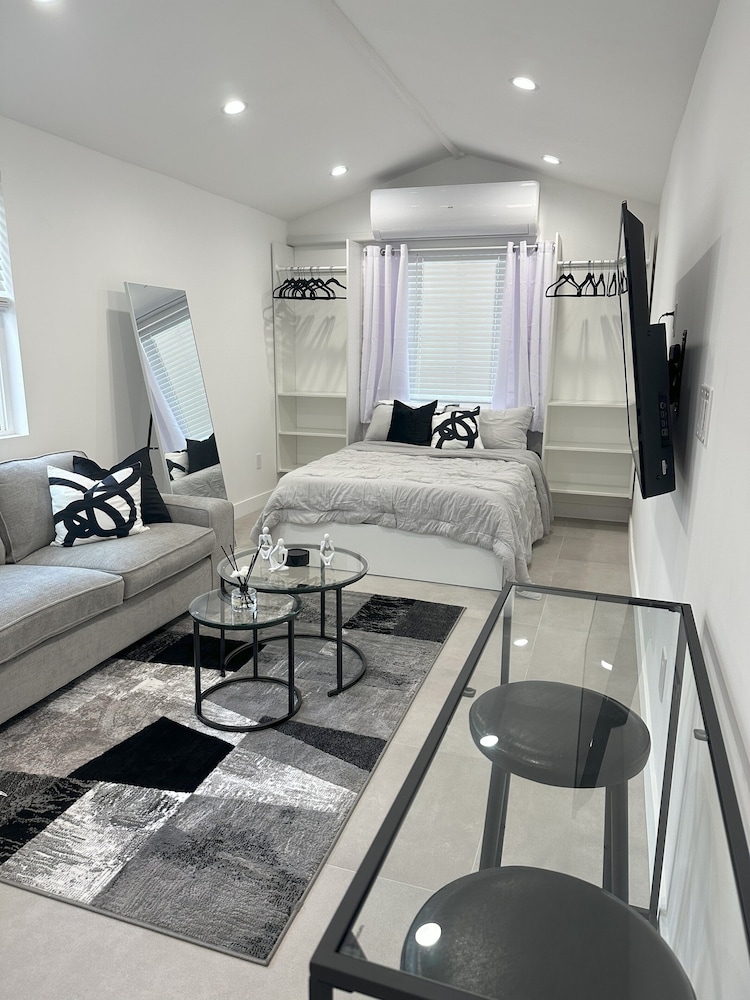 "Hamlin House" Studio - North Hollywood | Vrbo