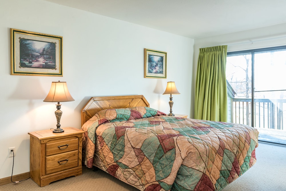 2 Bedroom Condo In Lakeside Resort Community (1 Queen, 2 Twins) - DuBois, PA