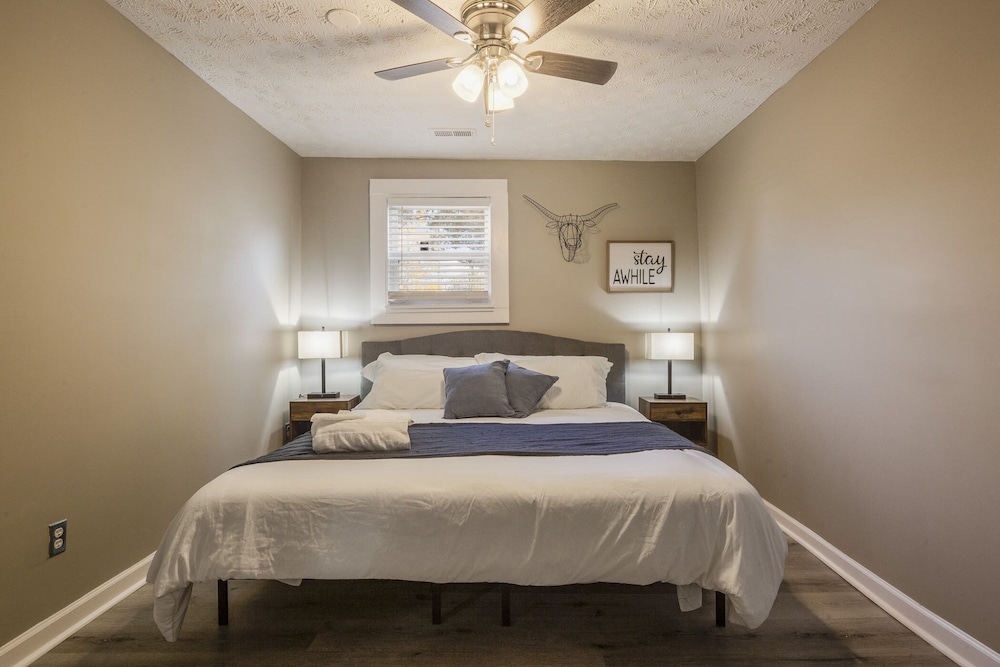 Newly Renovated 4br Cozysuites - Louisville, KY