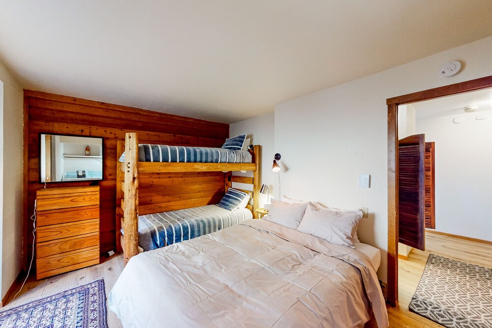 Condo Near Lake & Skiing With On-site Pool, Hot Tub, & Sauna - Huntington lake, Lakeshore