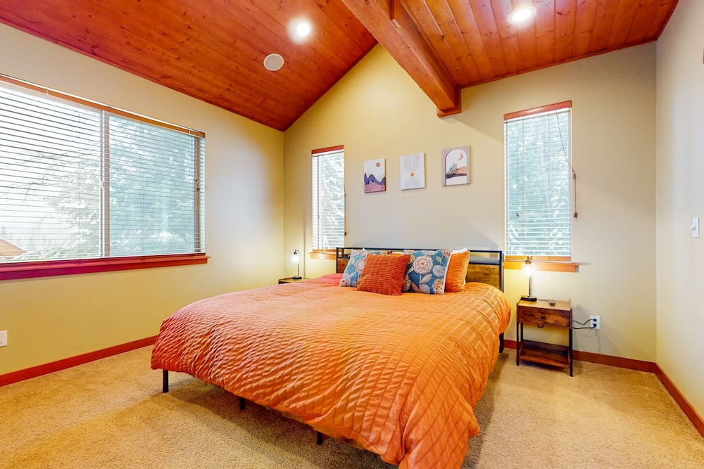 Private All-season Cabin Within Walking Distance Of The Lifts, Fireplace, & Deck - Snoqualmie Pass, WA