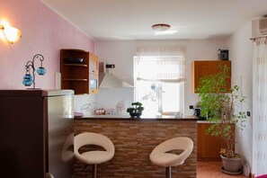 Apartamento, 2 quartos | Cozinha privada | Geladeira grande, micro-ondas, fogão, cafeteira/chaleira