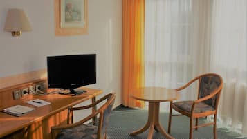 Quarto Individual Básico | Com decoração personalizada, com mobília individualizada, secretária