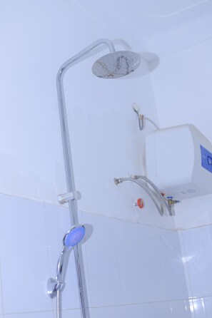 Chuveiro, chuveiro com efeito de chuva, produtos de toalete grátis 