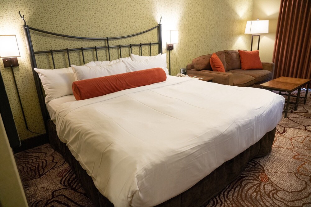 King Room, Steps To Downtown | Onsite Hot Tub - Banff