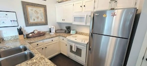 Condo, várias camas, sacada | Cozinha privada | Geladeira, micro-ondas, fogão, cooktop