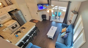 Condo, várias camas, sacada | Área de estar | TV de tela plana 42 polegadas com canais digitais, TV