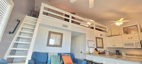 Apartamento em Condomínio Fechado, várias camas, varanda | Interior