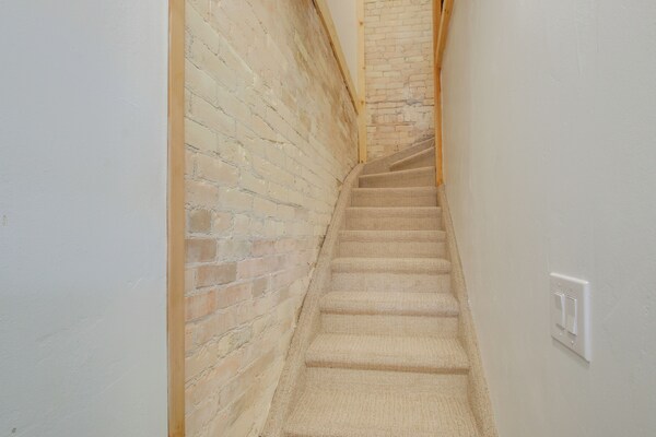 1 Block To Town! Convenient Logan Apartment - Logan, UT