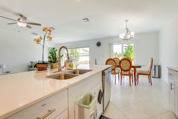 Bright Port Charlotte Home - 2 Mi To Beach! - Punta Gorda, FL