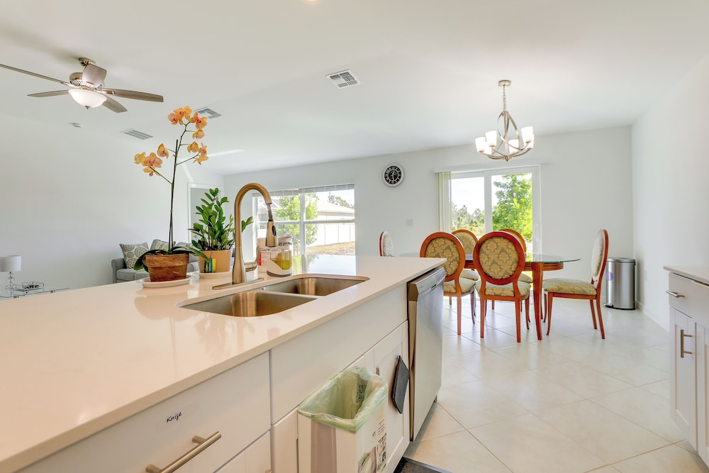 Bright Port Charlotte Home - 2 Mi To Beach! - Punta Gorda, FL