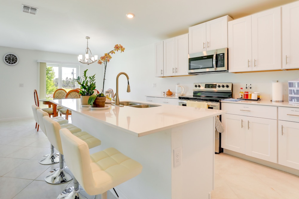Bright Port Charlotte Home - 2 Mi To Beach! - Punta Gorda, FL