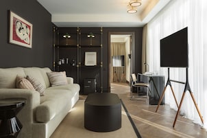 Suite Signature | Sala de estar | Smart TV de 51 polegadas com canais digitais