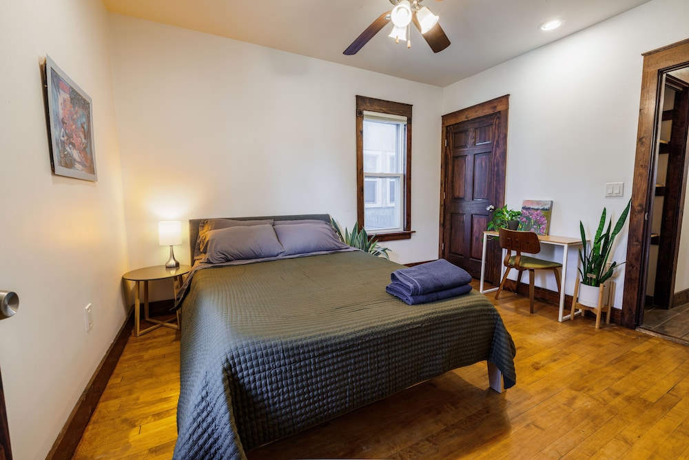 Leafy Hideaway Minutes To Downtown Milwaukee - Milwaukee, WI