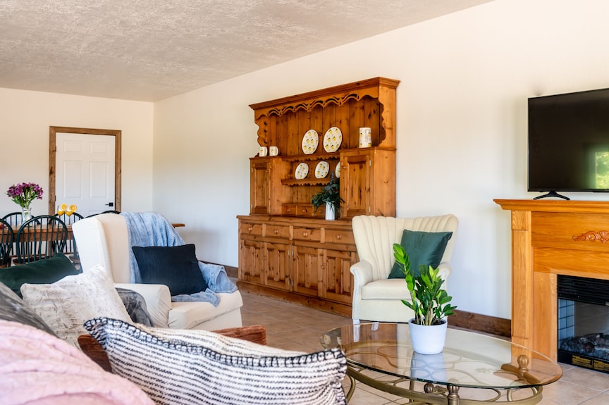 Suite #5: "The Divine Bovine" - 10min From Round Top, Middle Of Austin & Houston - Texas