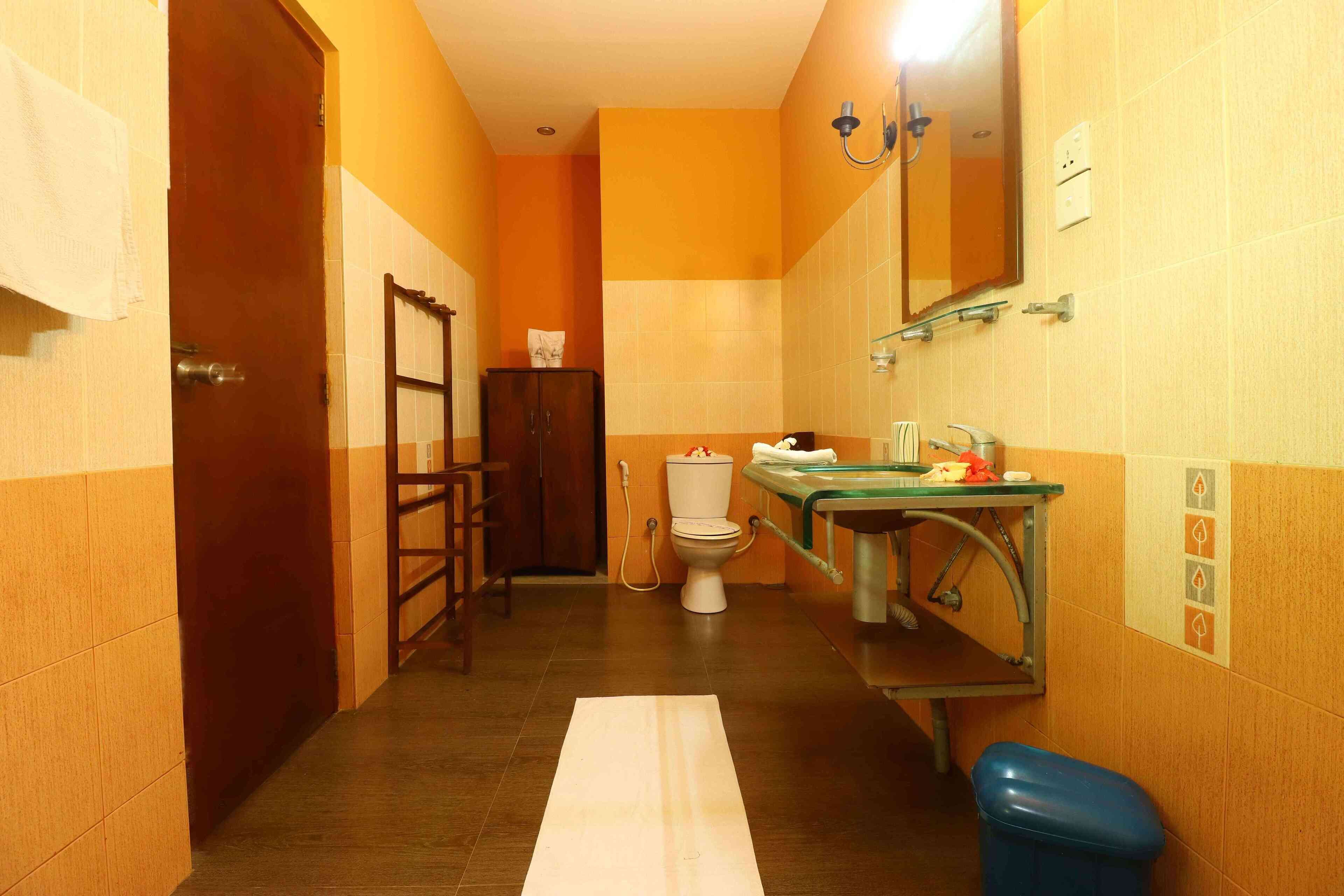 Casa de banho pequena com sanita, lavatório e espelho.