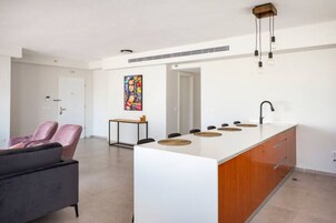 Apartamento de Luxo | Kitchenette privada | Um frigorífico/congelador grande, um micro-ondas, um forno 
