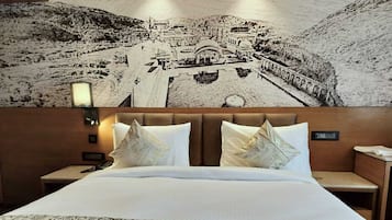 Quarto Duplo Premium | Roupa de alta qualidade, camas de colchão viscoelástico, secretária