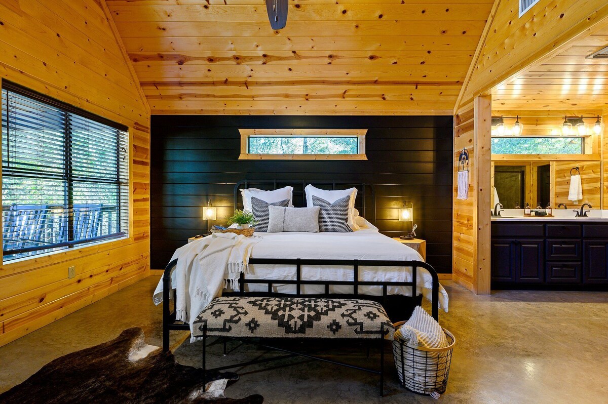 Luxury Honeymoon 1 Bedroom Cabin w/ HOT TUB near the Saloon (Sleeps up ...