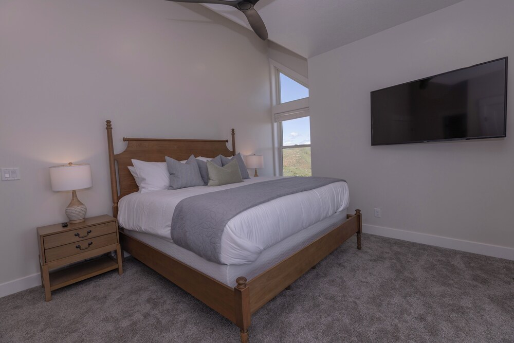 Fun Large cabin in gated community near bear lake. - Fish Haven | Vrbo