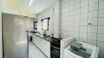 Apartamento Familiar | Cozinha privada | Um frigorífico, um micro-ondas, liquidificador, utensílios de cozinha