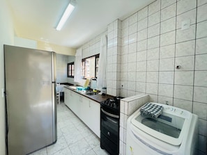 Apartamento Familiar | Cozinha privada | Um frigorífico, um micro-ondas, liquidificador, utensílios de cozinha 