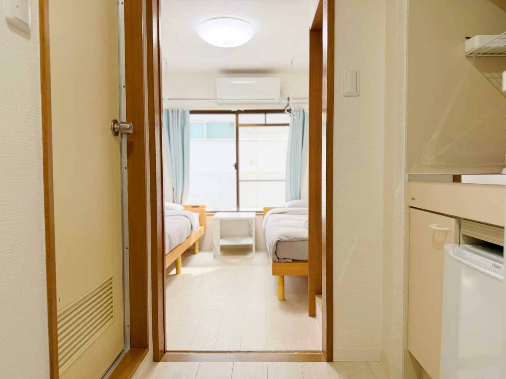 Quarto Twin, não fumadores | Secretária, Wi-fi grátis, roupa de cama fornecida 