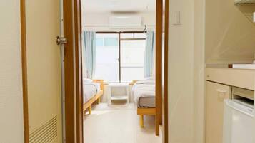 Quarto Twin, não fumadores | Secretária, Wi-fi grátis, roupa de cama fornecida