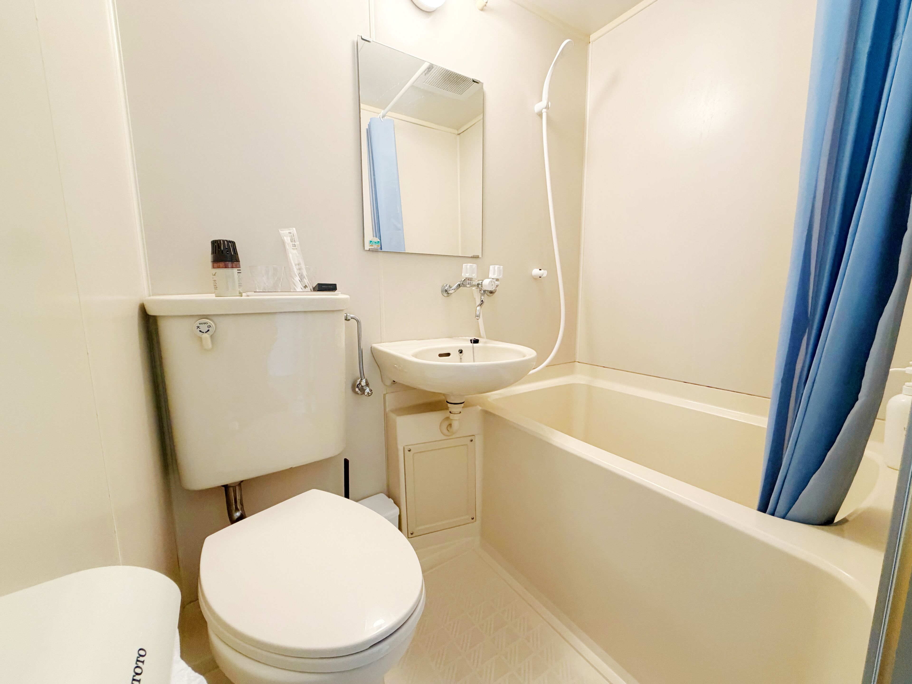 Quarto Duplo, não fumadores (Premium Mattress) | Casa de banho | Uma combinação polibã/banheira, um secador de cabelo, chinelos 