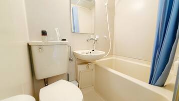 Quarto Duplo, não fumadores (Premium Mattress) | Casa de banho | Uma combinação polibã/banheira, um secador de cabelo, chinelos