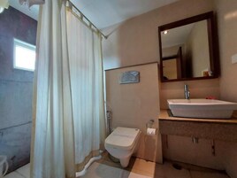 Quarto Duplo Deluxe | Casa de banho | Um polibã, toalhas fornecidas, sabão, champô 