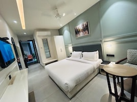 Escrivaninha, espaço de trabalho para notebook, cortinas blackout