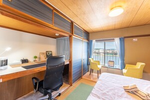 Apartamento básico | 2 quartos, escrivaninha, espaço de trabalho para notebook