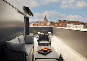 Quarto superior, vista para a cidade | Terraço/pátio